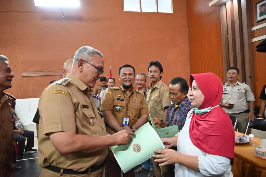 Ratusan Warga Kuningan Terima Sertifikat Tanah Lewat Program PTSL, Ini Kata Bupati Acep - Cikalpedia